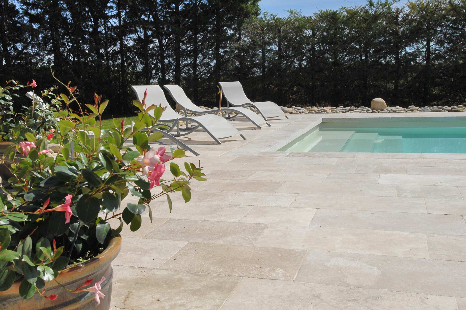 Travertin pour terrasse, piscine et pour sol et mur intérieur